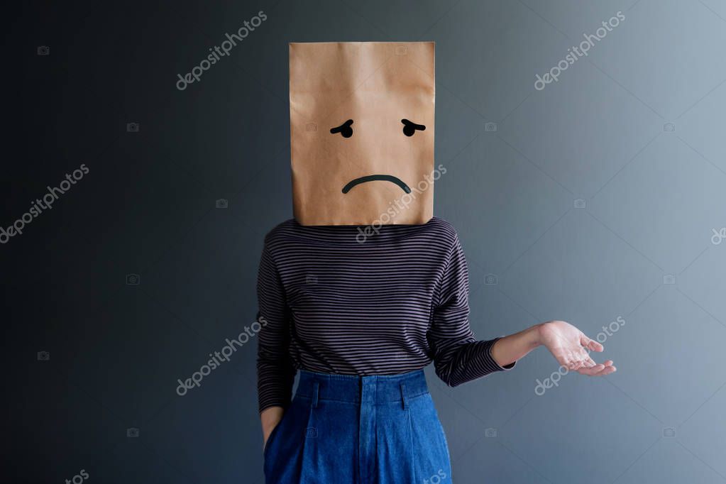 Experiencia del cliente o concepto emocional humano. Mujer cubrió su ...