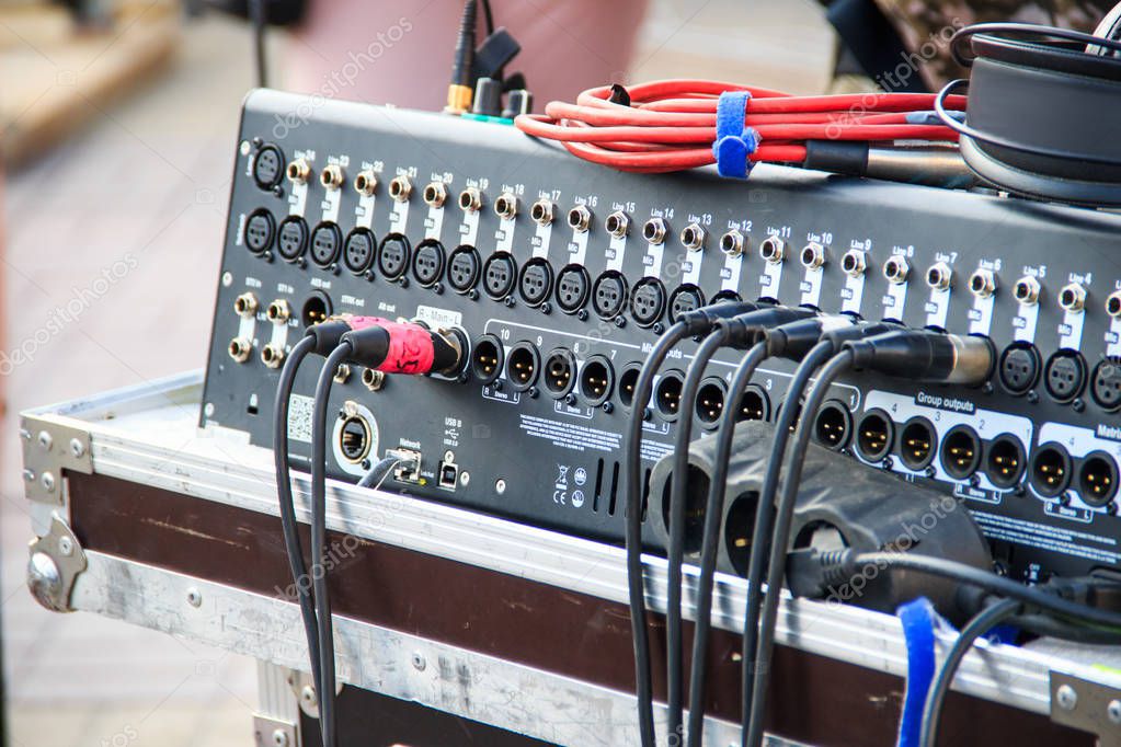 Equipo musical en concert.Cables enchufados a las entradas de la ...