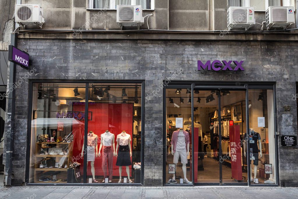 BELGRADE, SERBIA - 14 de agosto de 2018: logotipo Mexx en su tienda ...