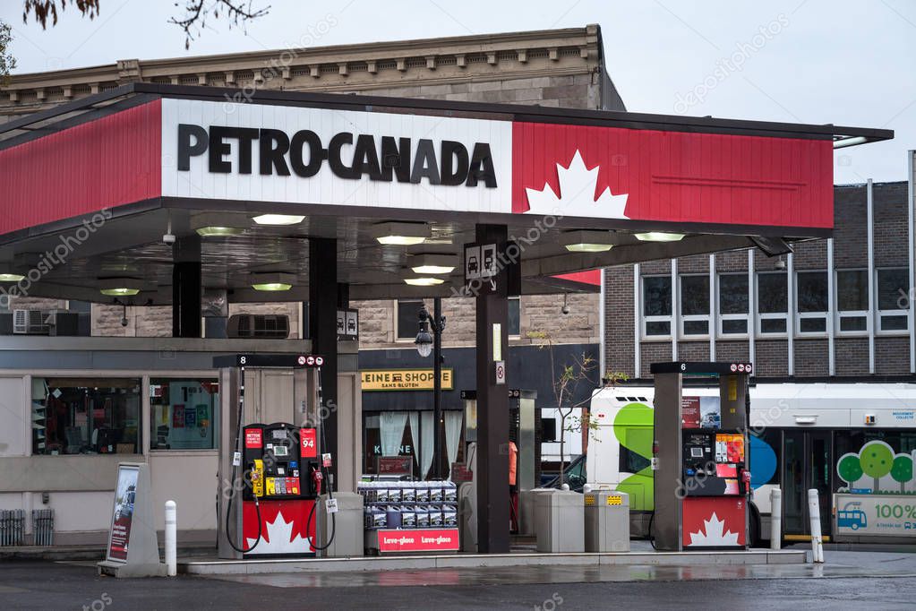 MONTREAL, CANADÁ - 6 DE NOVIEMBRE DE 2018: Logo de Petro-Canada frente a una de sus gasolineras ...