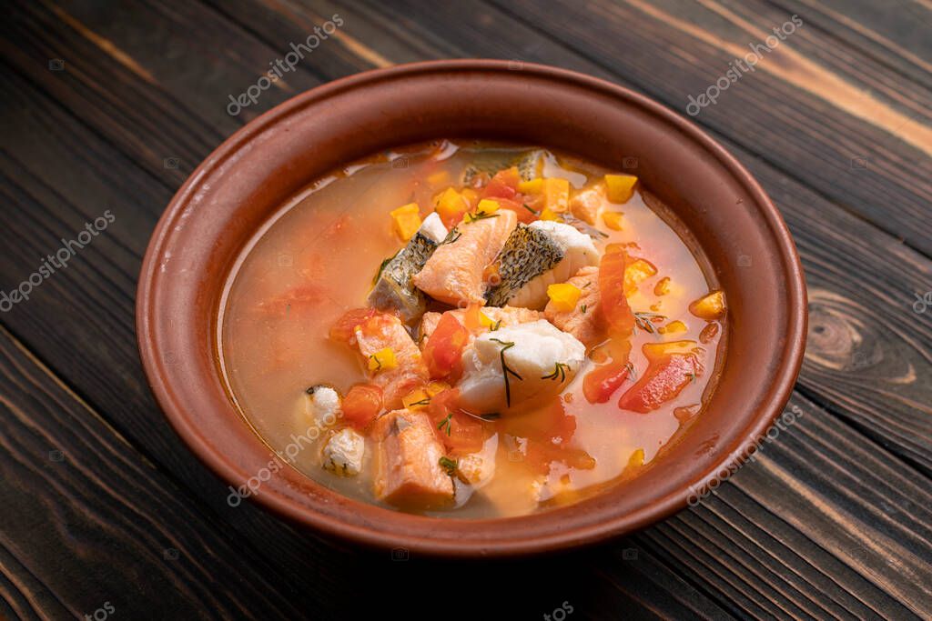 La oreja del zar, en un plato de barro, sobre una tabla de madera 2023