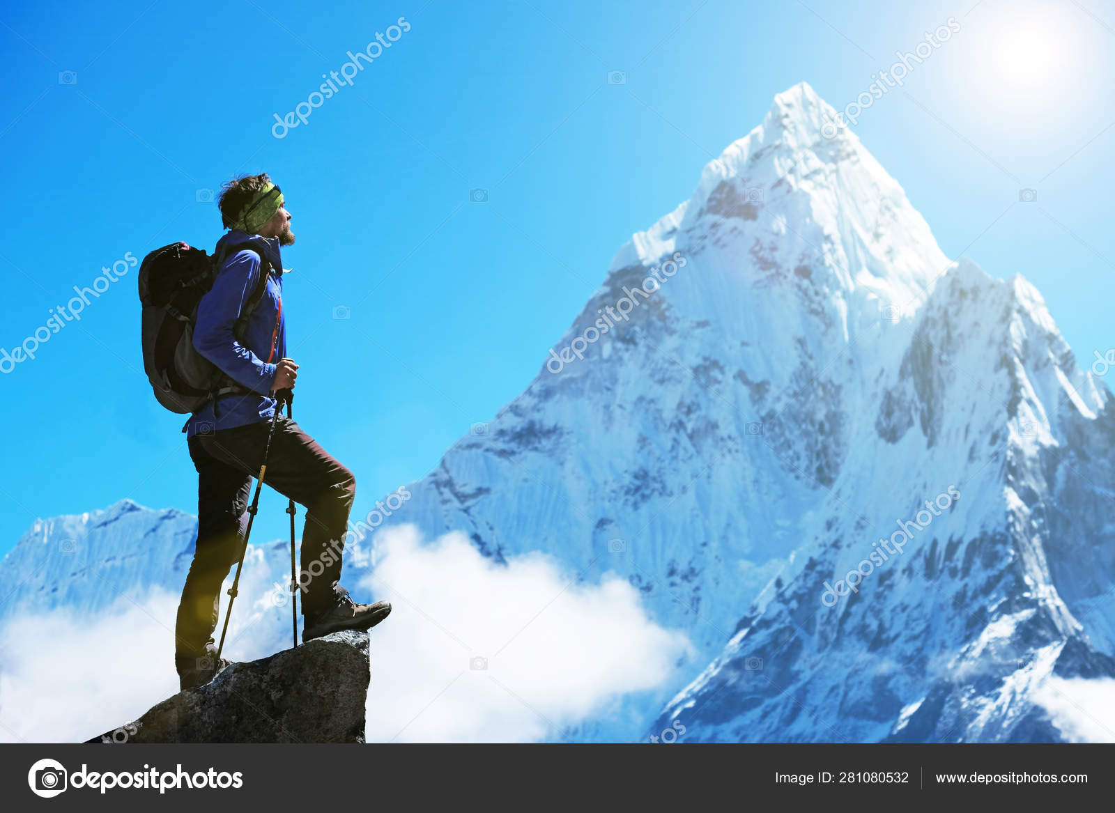 El escalador llega a la cima del Everest. Monte Everest. La montaña más ...