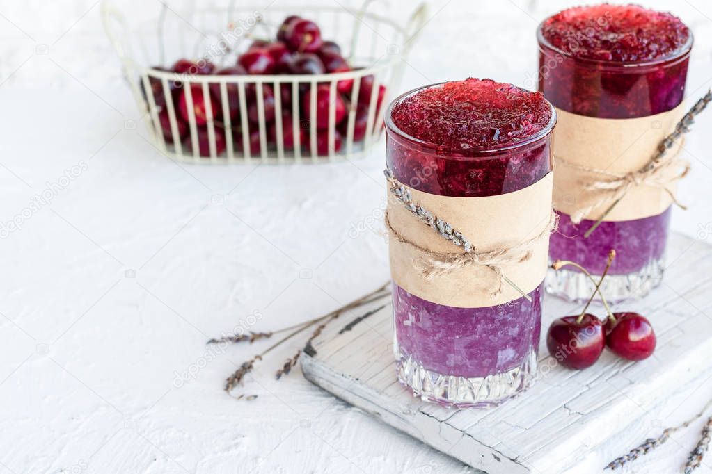 Cóctel de lavanda sin alcohol a base de hielo picado con jarabe de ...