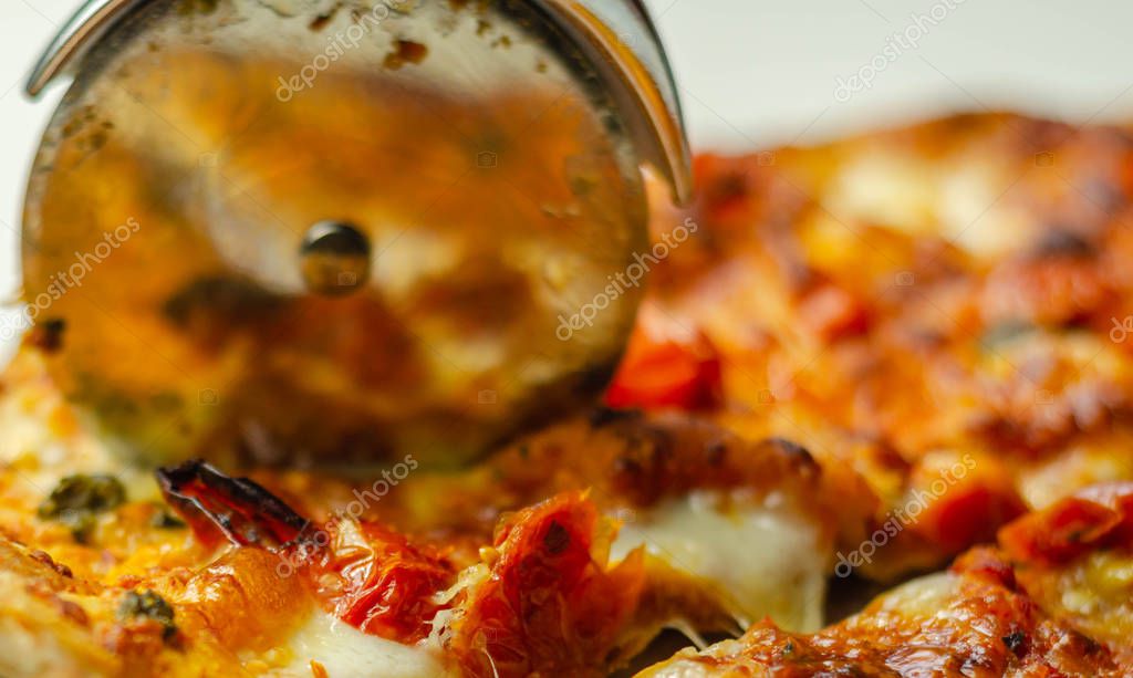 Cortar famosa pizza napolitana a base de mozzarella de búfalo y 2023