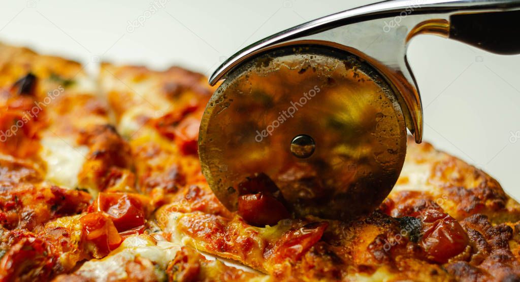 Cortar famosa pizza napolitana a base de mozzarella de búfalo y 2024