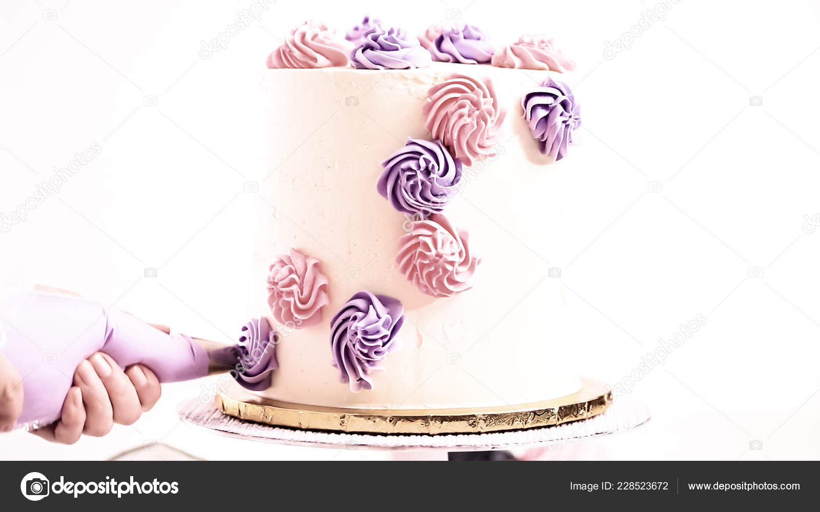 Baker Piping Pastel Color Buttercream Rosettes White Cake Make Unicorn ...