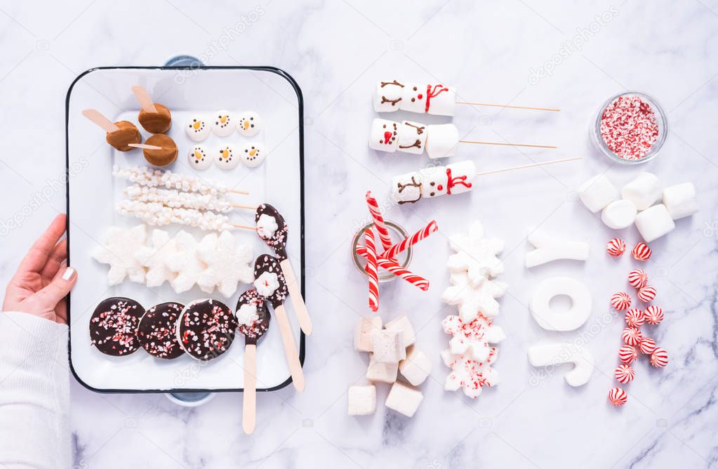 Acostado. Variedad de coberturas de malvavisco con menta y chocolate ...