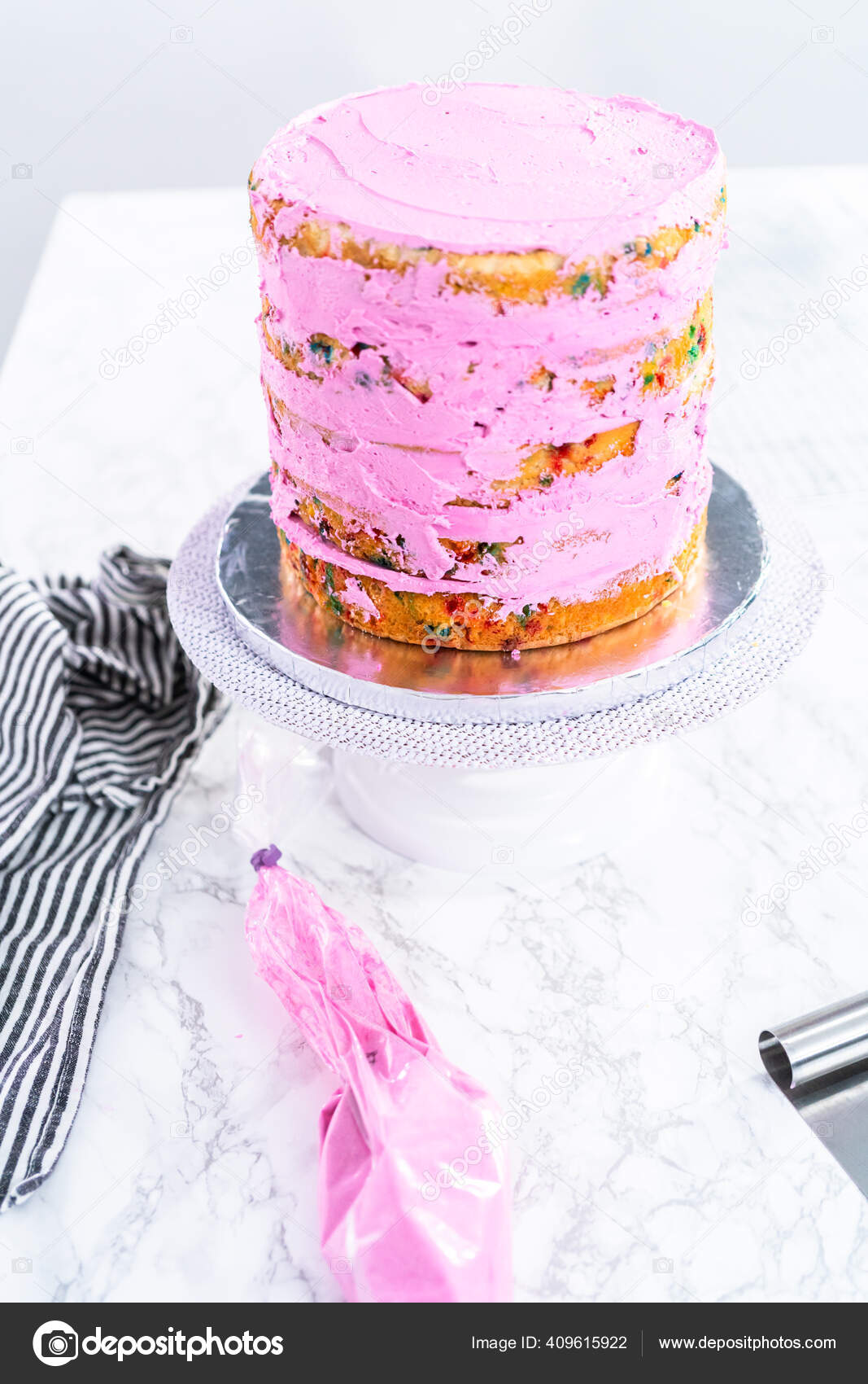 Funfetti Cake Layers Pink Buttercream Frosting — Stock Photo © urban ...