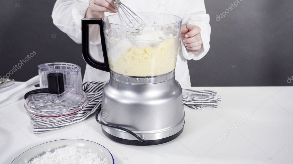 Mezclar ingredientes en un procesador de alimentos para preparar ...