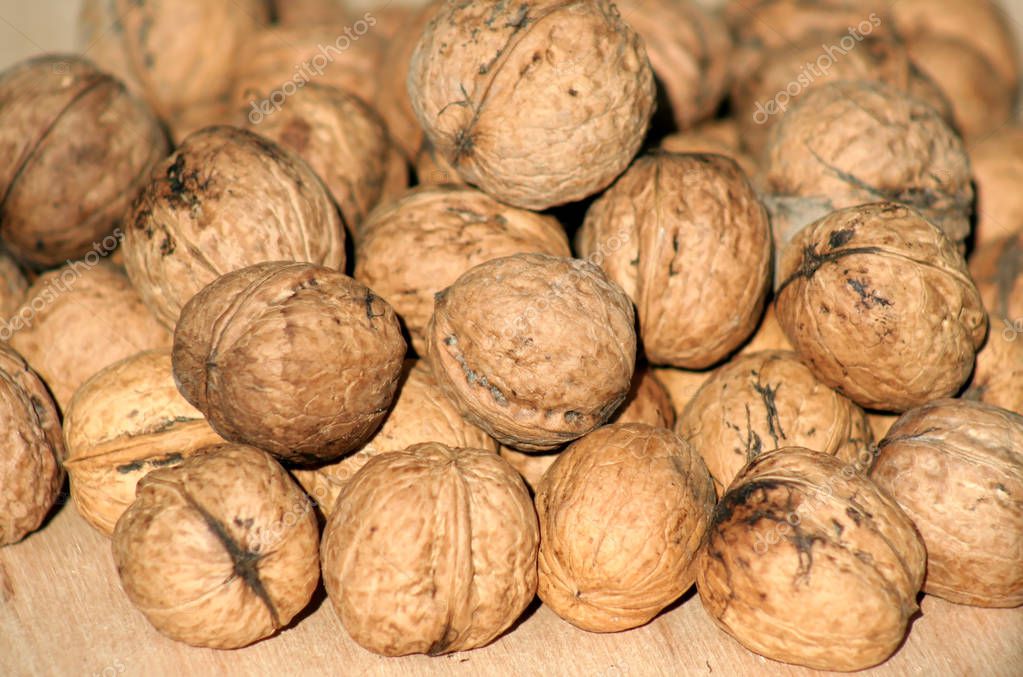 Nuez griega en una cáscara. Un montón de nueces, pero uno se destaca de ...