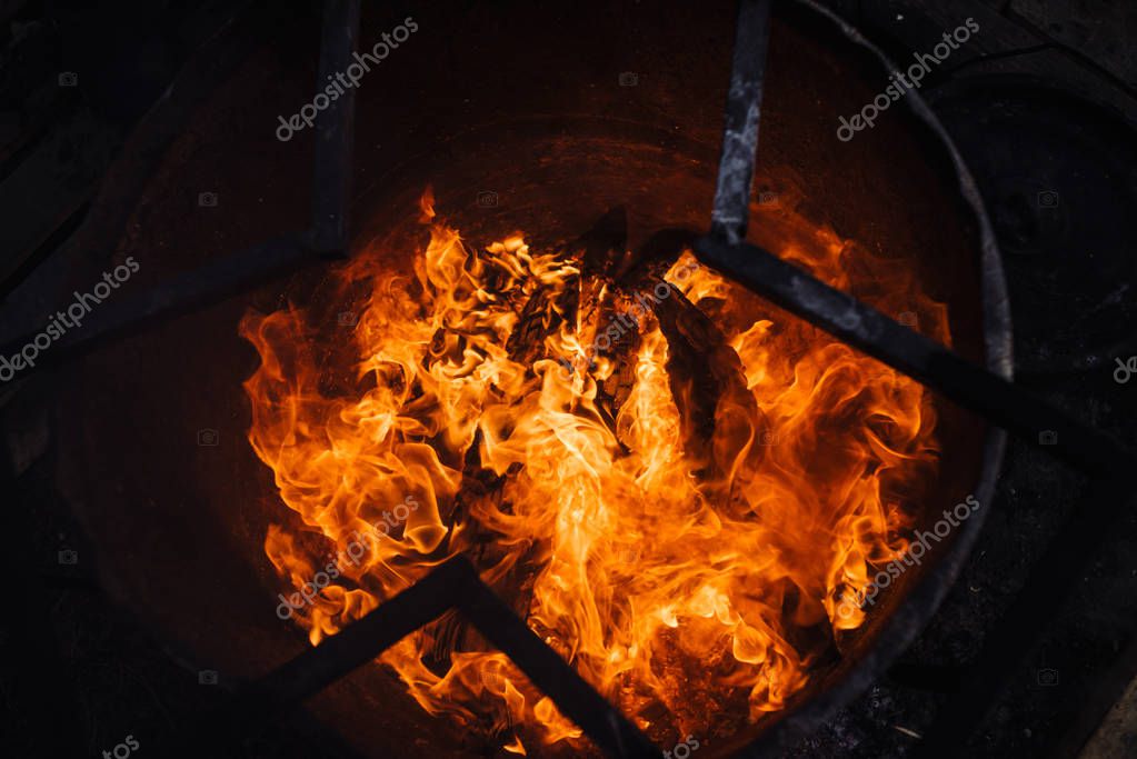 Quemando basura en barril. Imagen de fondo de la llama. Madera en ...