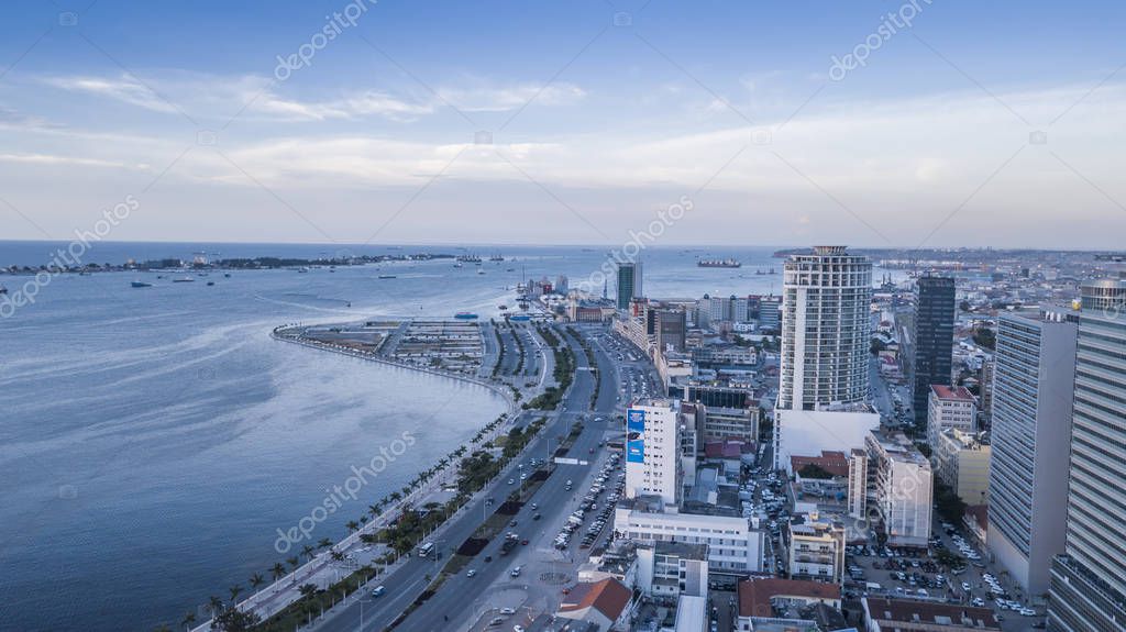 Fotografía aérea del marginal de Luanda, Angola. Africa.Diferencia ...