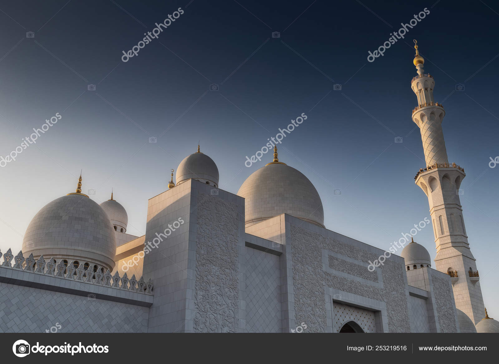 Facade of arabic mosque in Abu Dhabi with sunset light. Great mosque ...