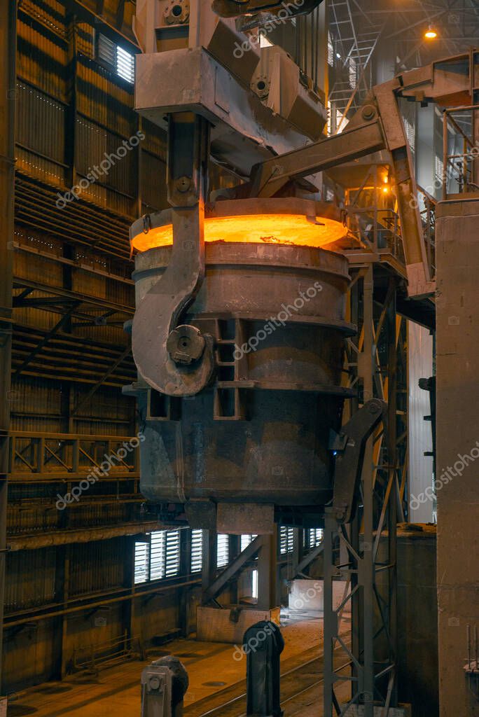 Producci n de acero en hornos el ctricos. Chispas de acero fundido. Tienda de horno de arco el ...