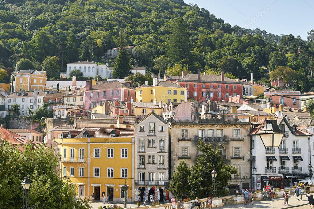 SINTRA, PORTUGAL - 30 DE AGOSTO DE 2019: vista al centro de la ciudad ...