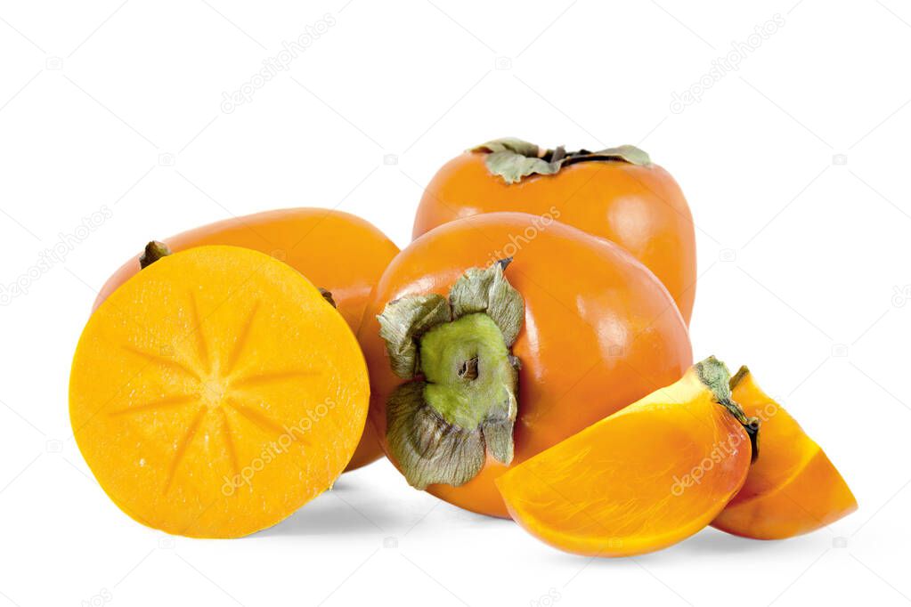 fruta caqui madura orgánica (Diospyros) aislada sobre fondo blanco. 2023