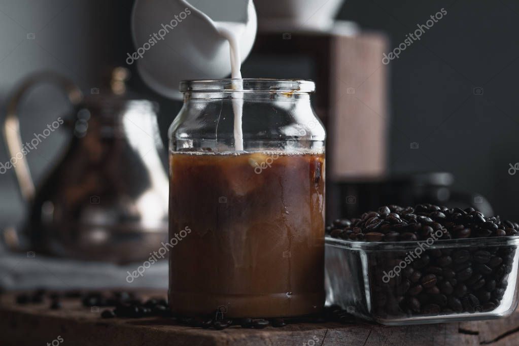 café En una botella de vidrio, Goteo de café, Mano sosteniendo un ...