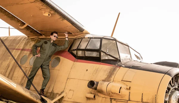 Beau pilote Stock Photos, Royalty Free Beau pilote Images | Depositphotos