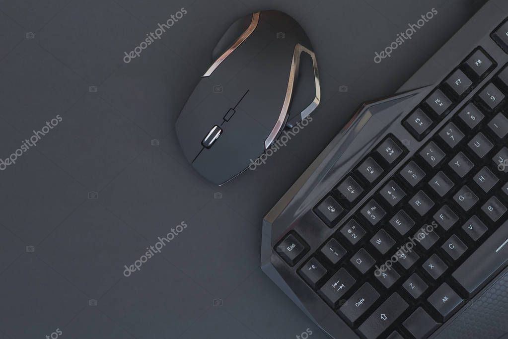 Ratón negro, teclado aislado sobre fondo oscuro, vista superior. Flat ... Ratón negro, teclado aislado sobre fondo oscuro, vista superior. Flat ...