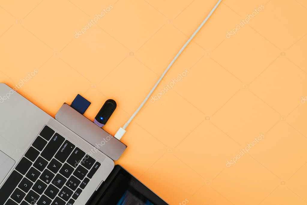 Portátil moderno, adaptador USB Tipo-C con flash y carga sobre fondo ...