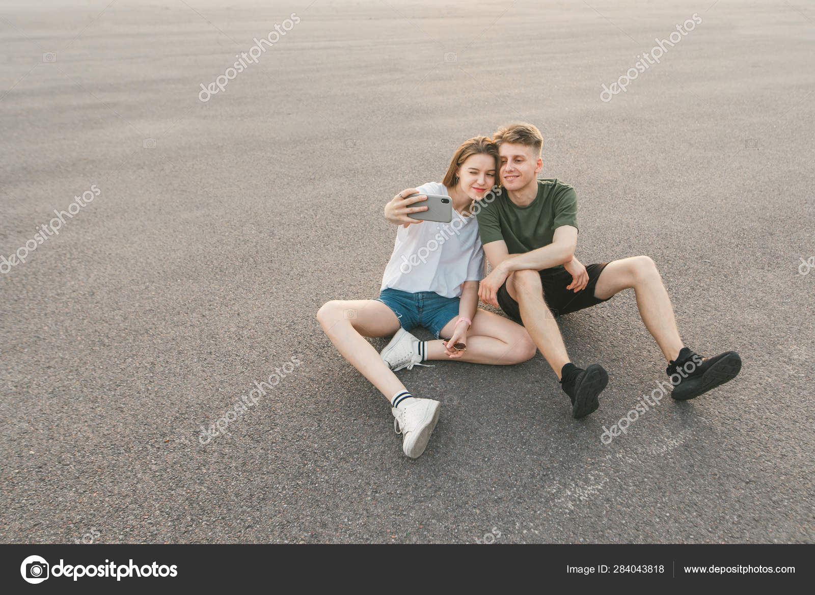 Funny couple loves sitting on the pavement and doing a sephi on a ...