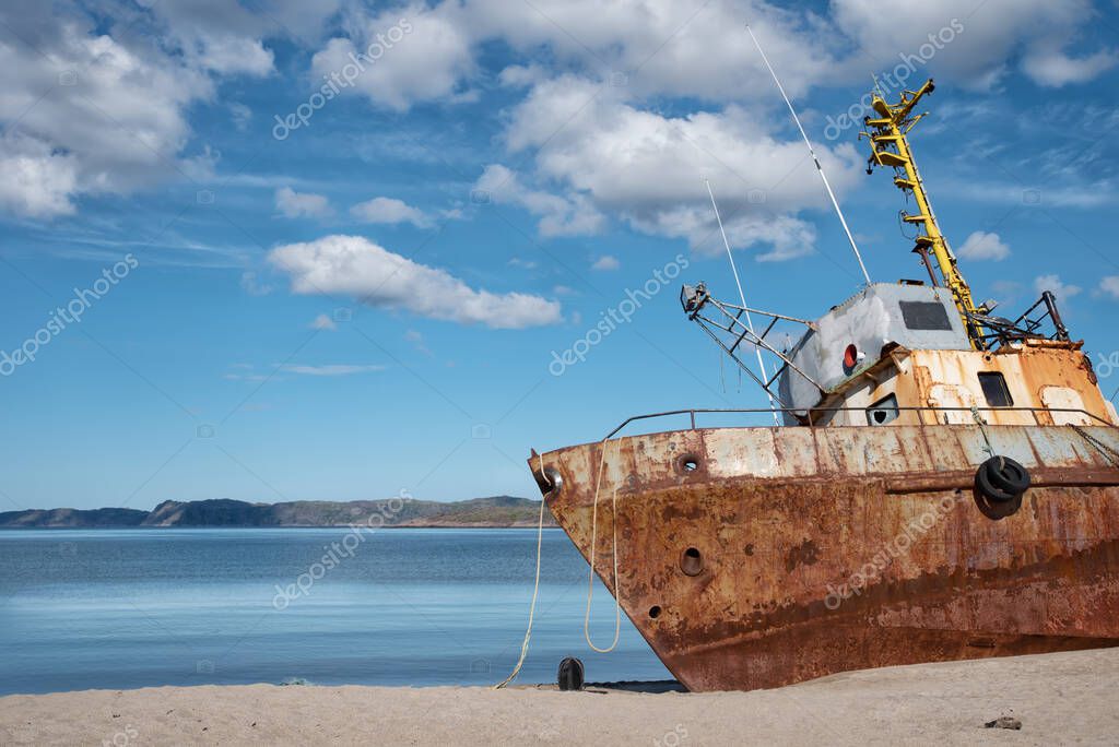 Rusty viejo barco de pesca de hierro abandonado que se saca en la costa ...