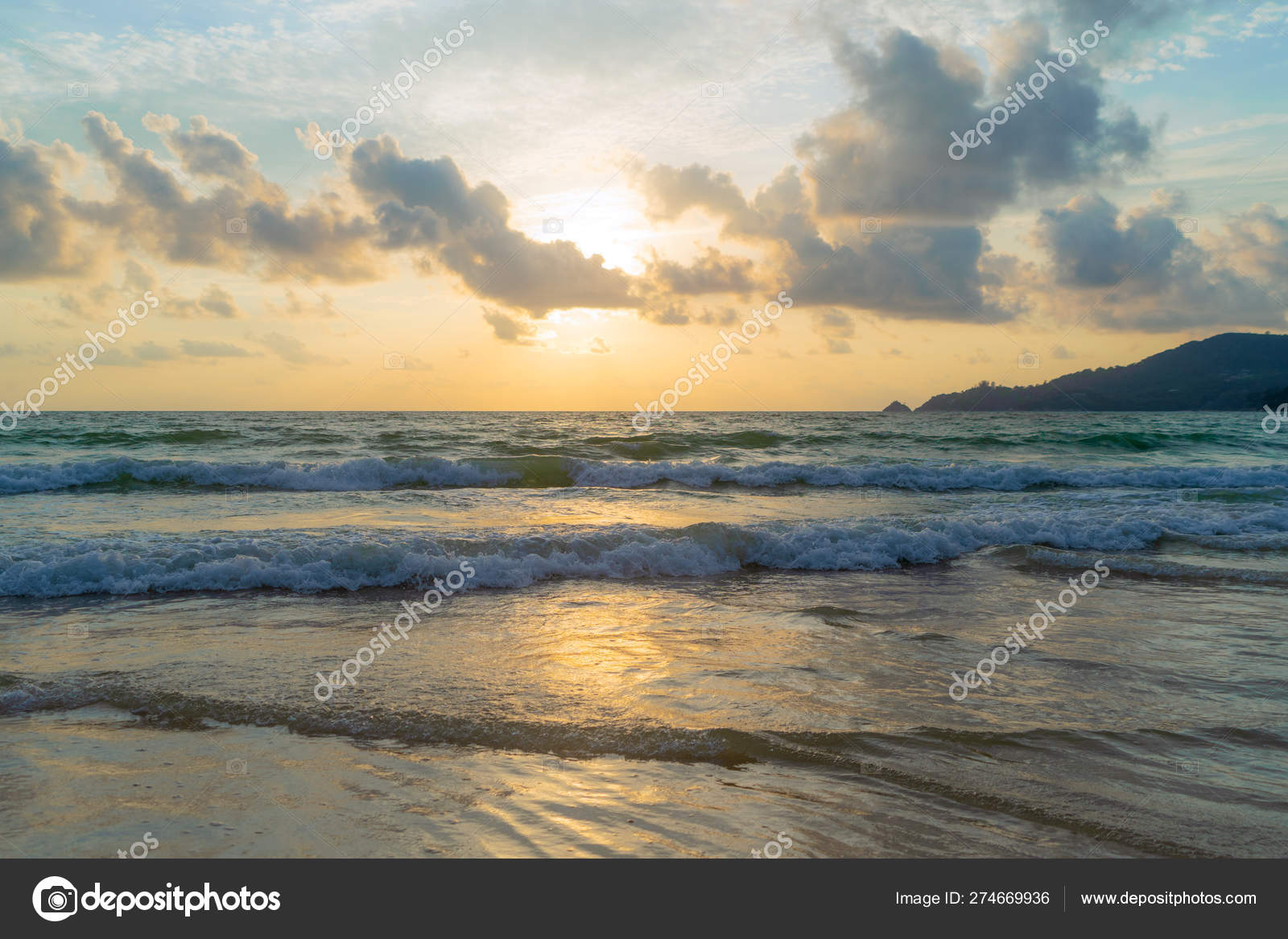 Wave at Phuket beach, Andaman Sea at sunset in Thailand. Nature — Stock ...