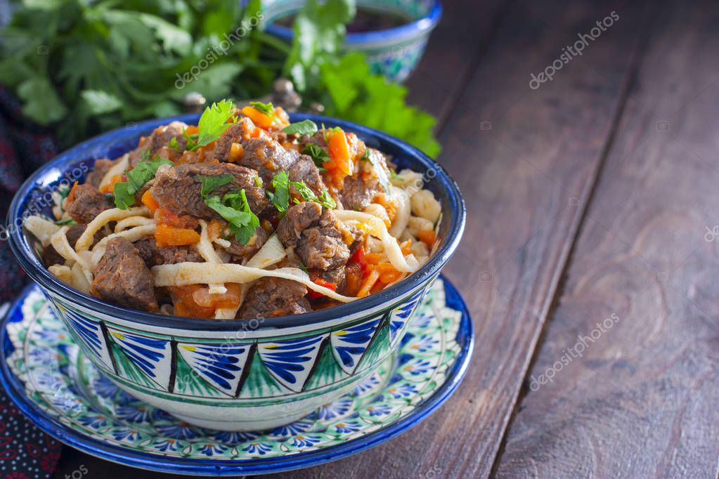 Lagman tradicional uzbeko con carne de res y verduras, horizontal ...