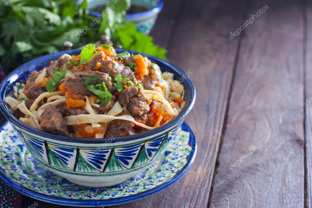 Lagman tradicional uzbeko con carne de res y verduras, horizontal ...