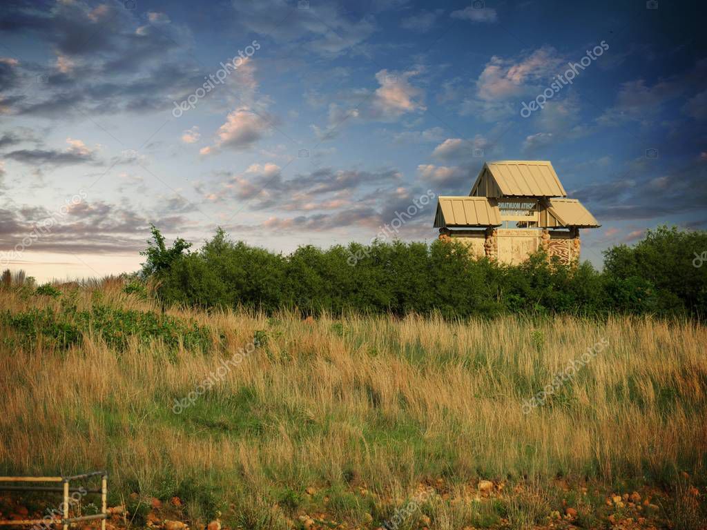 Estructura hueca a orillas del lago Elmer Thomas en las montañas ...