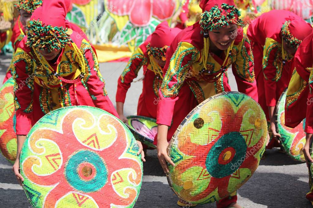 Davao City, Filipinas-Agosto 2014: Participantes en coloridos disfraces ...