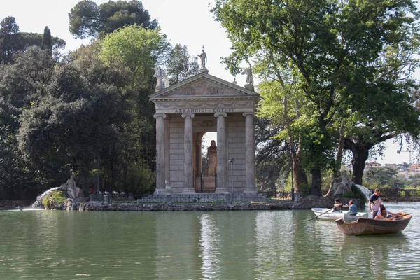 Lago y Templo de Esculapio en los Jardines de Villa Borghese, Cerro Pincian, Roma, Italia. 2024