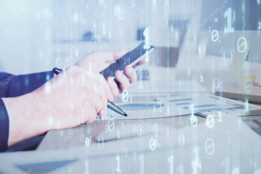 Exposici n m ltiple de las manos de los hombres sosteniendo y utilizando un dispositivo digital ...