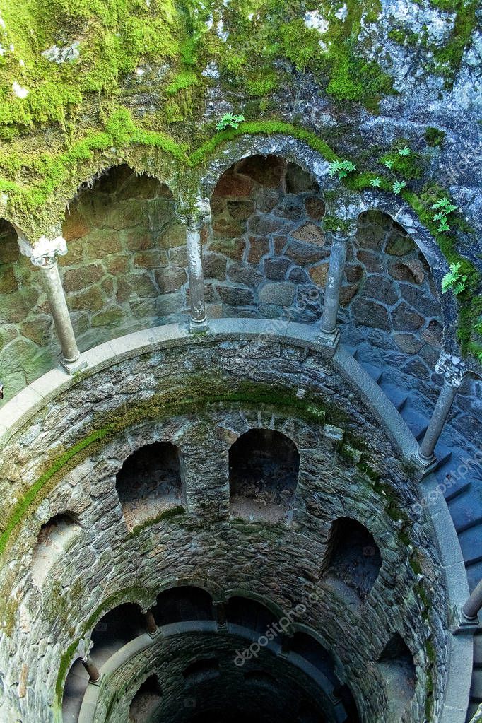Una hermosa imagen de la pared de una torre con ventanas y escaleras ...
