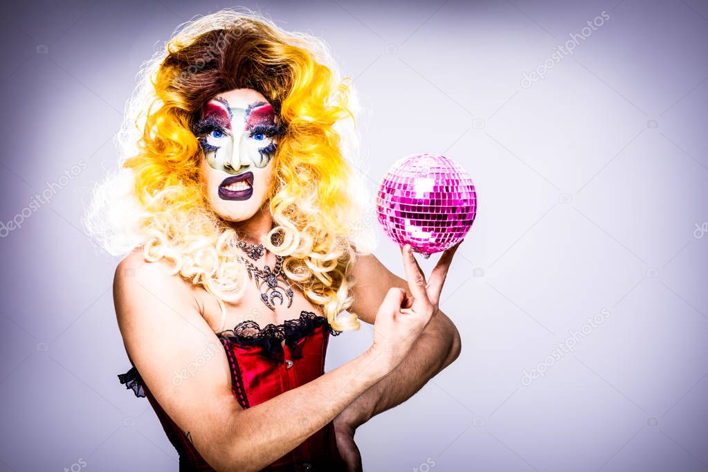 Fresco Drag Queen Con Espectacular Maquillaje Glamoroso Aspecto Elegante Posando Con Orgullo Y