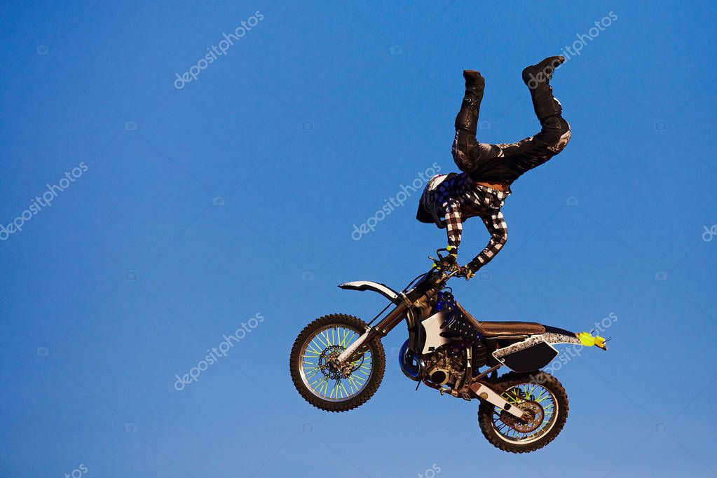 Pro motocross rider montando moto fmx, saltando realizando acrobacias ...