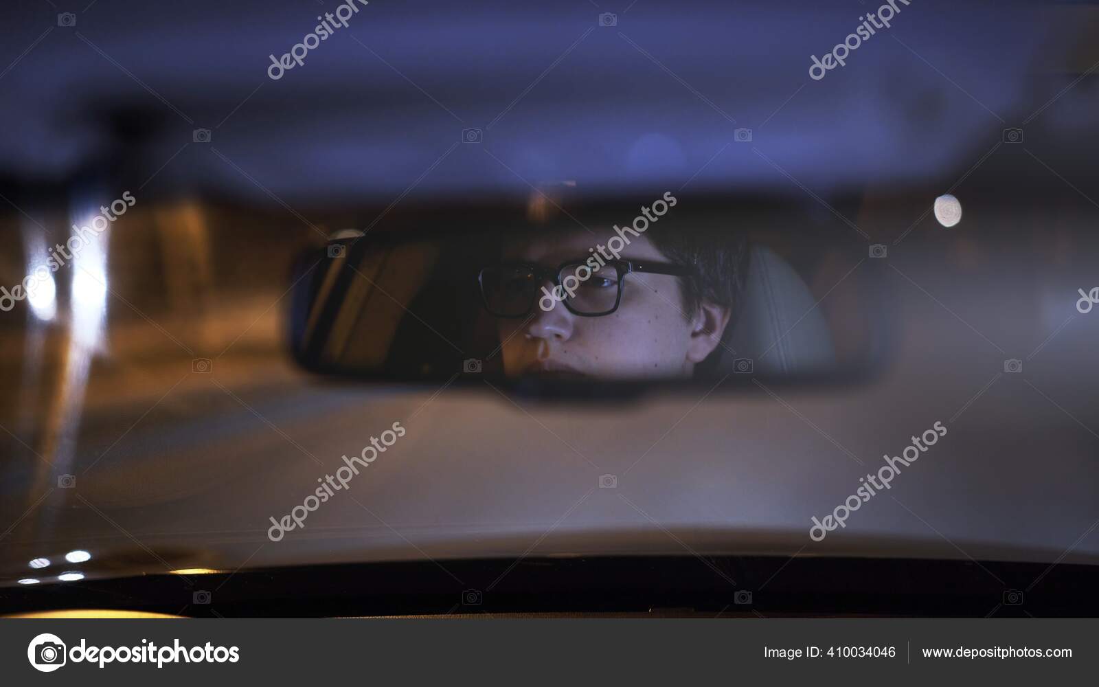Drivers face is reflected in a rear view mirror, night shot — Stock ...