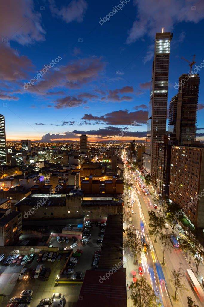 Una larga exposición de los Edificios Bacata BD en construcción justo ...