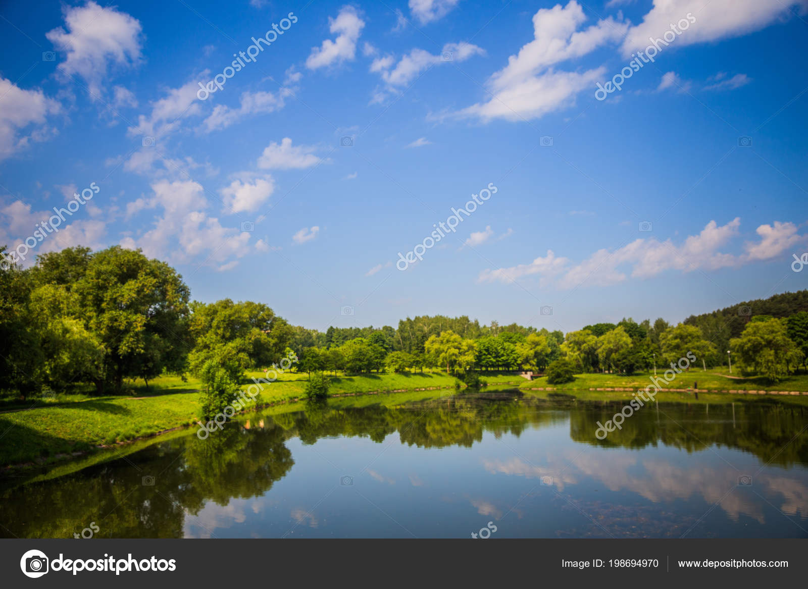 Beautiful Garden Park Green Tree River Side — Stock Photo © Peryn ...
