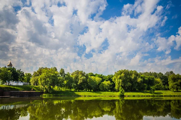 Beautiful Garden Park Green Tree River Side — Stock Photo © Peryn ...
