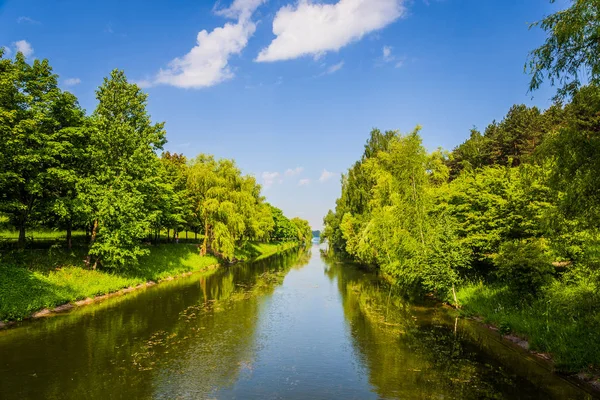 Beautiful Garden Park Green Tree River Side — Stock Photo © Peryn ...