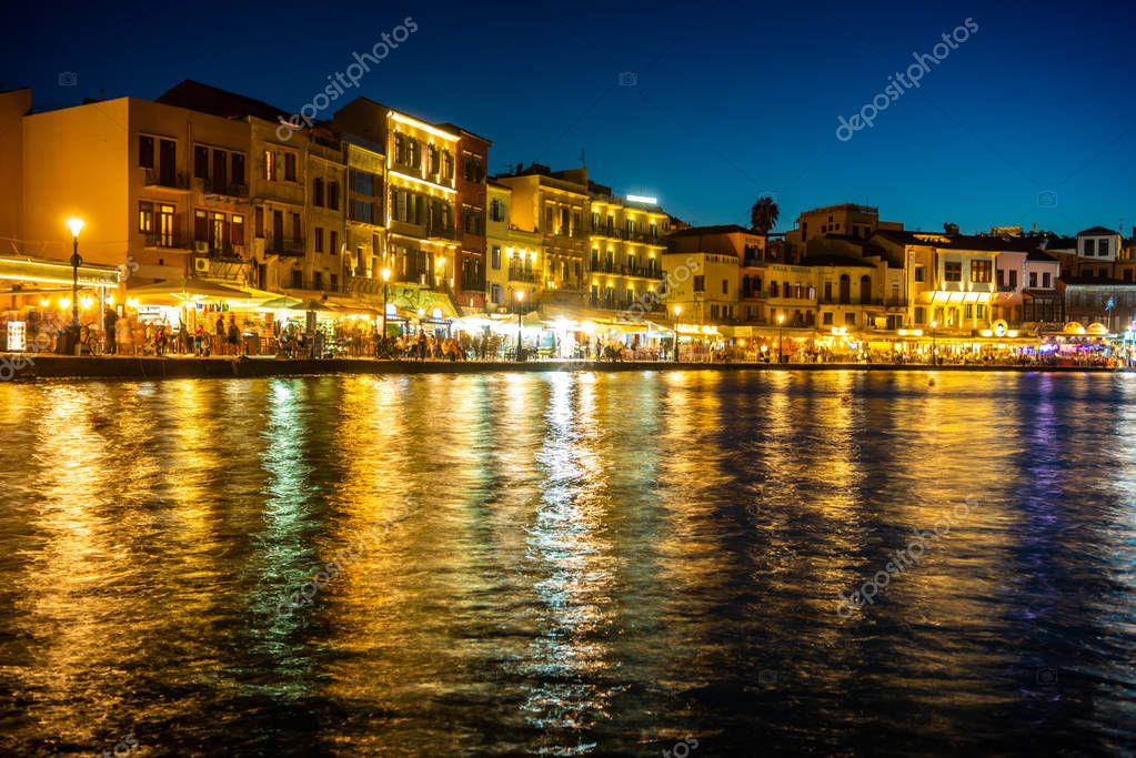 Grecia, Chania, agosto 2018: habour veneciano iluminado de Chania en la ...