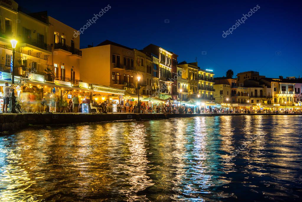 Grecia, Chania, agosto 2018: habour veneciano iluminado de Chania en la ...