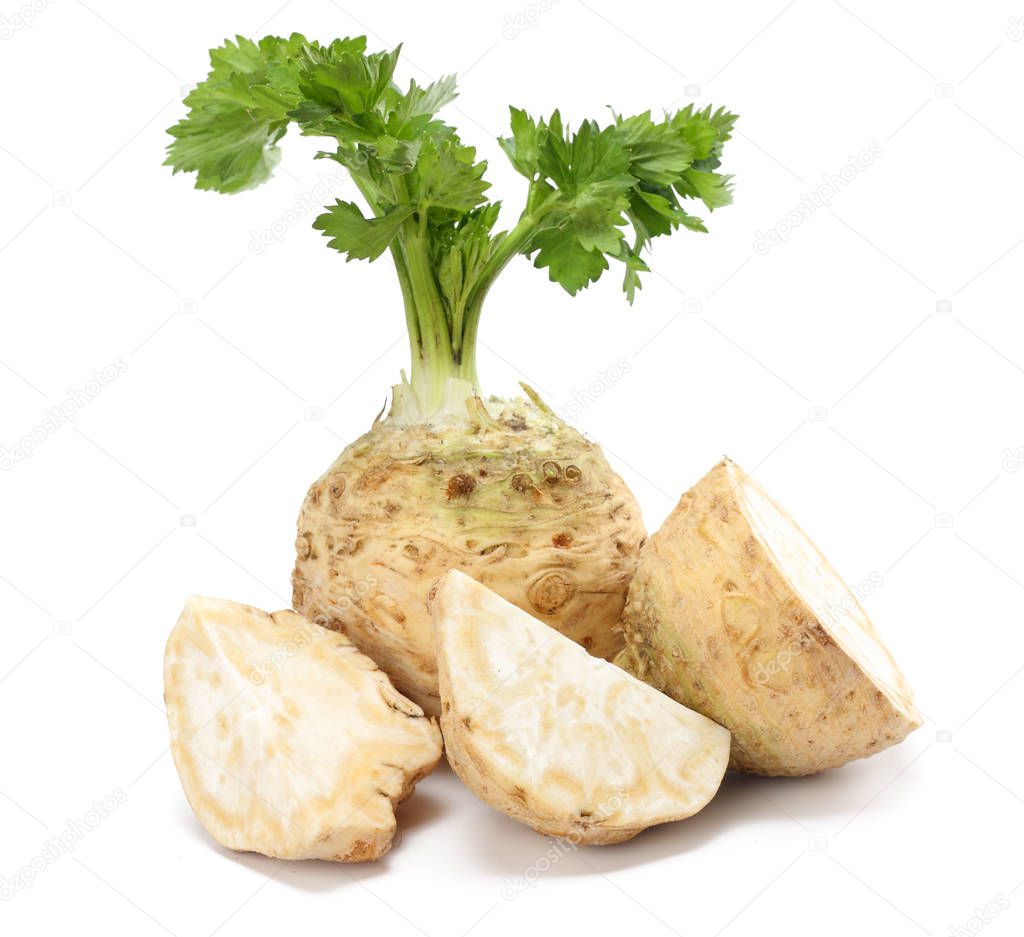 raíz de apio con hoja aislada sobre fondo blanco. Apio aislado en ...