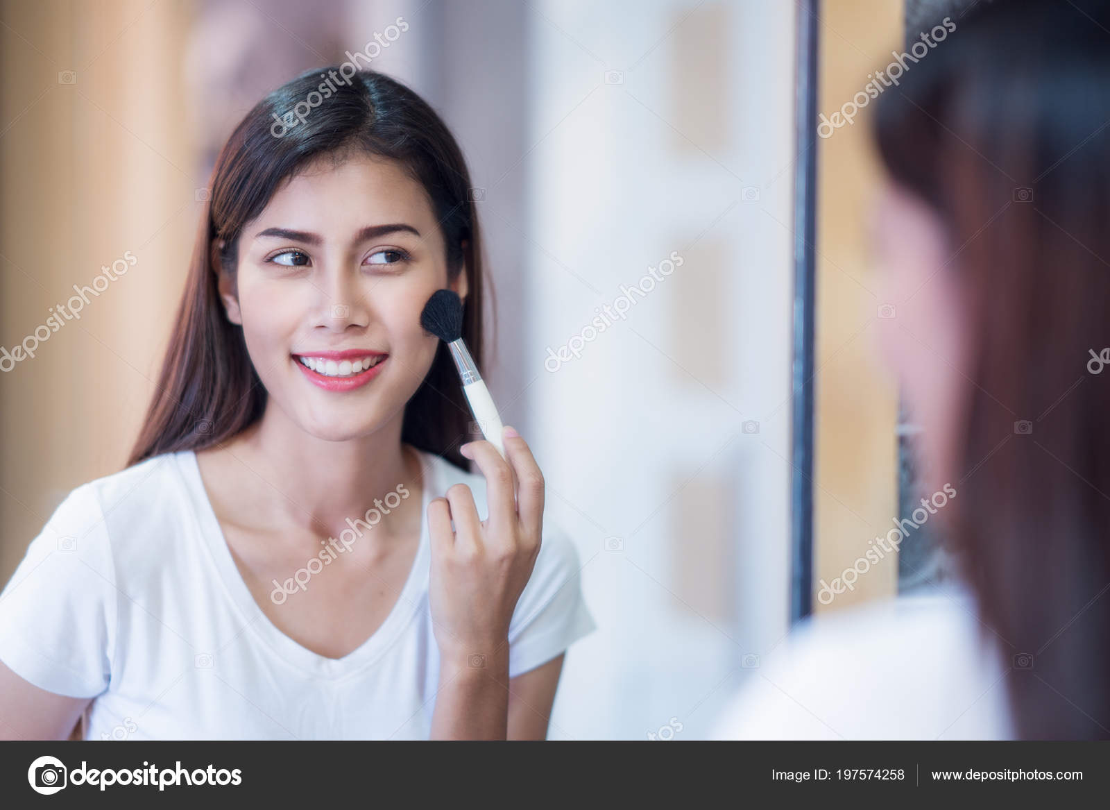 Asian Lady Makeup Bewore Out Working Mirror Bed Room Immage — Stock ...