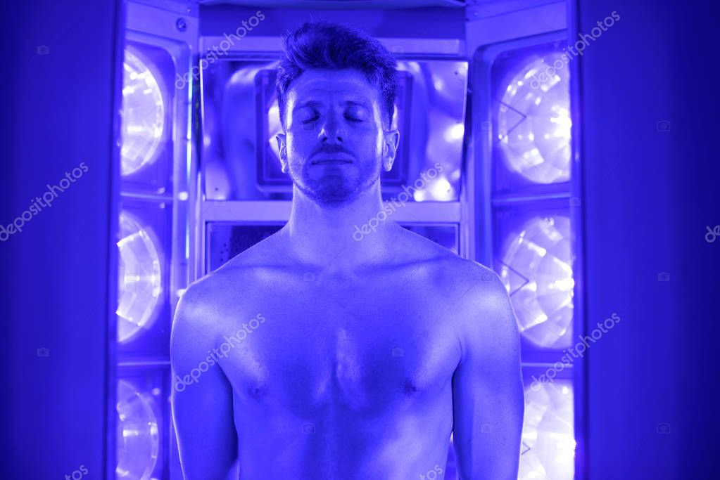 Hombre bronceado con luz ultravioleta artificial 2023