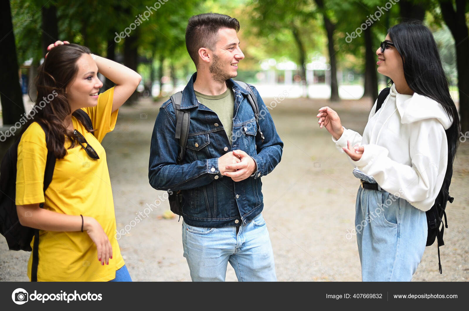 Tres Estudiantes Hablando Entre Aire Libre Patio Universidad ...