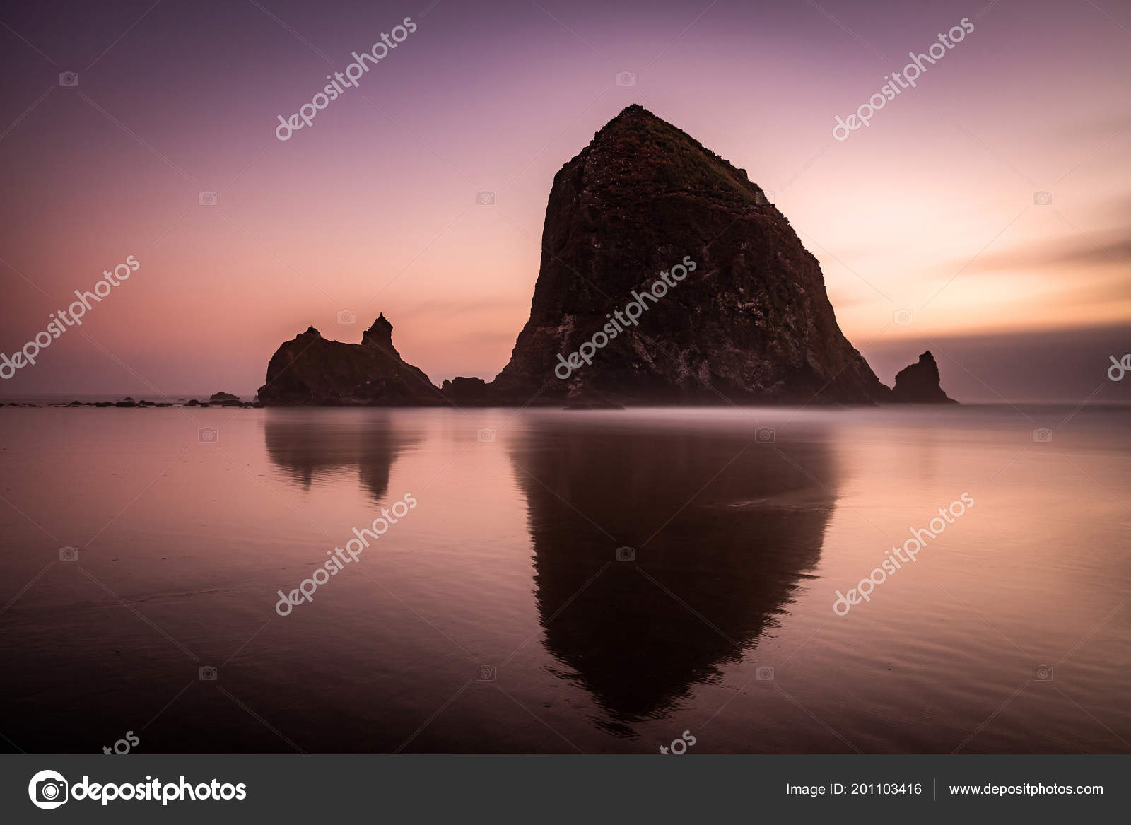 Haystack Rock Sunset Cannon Beach Oregon Coast — Stock Photo © Pierre ...