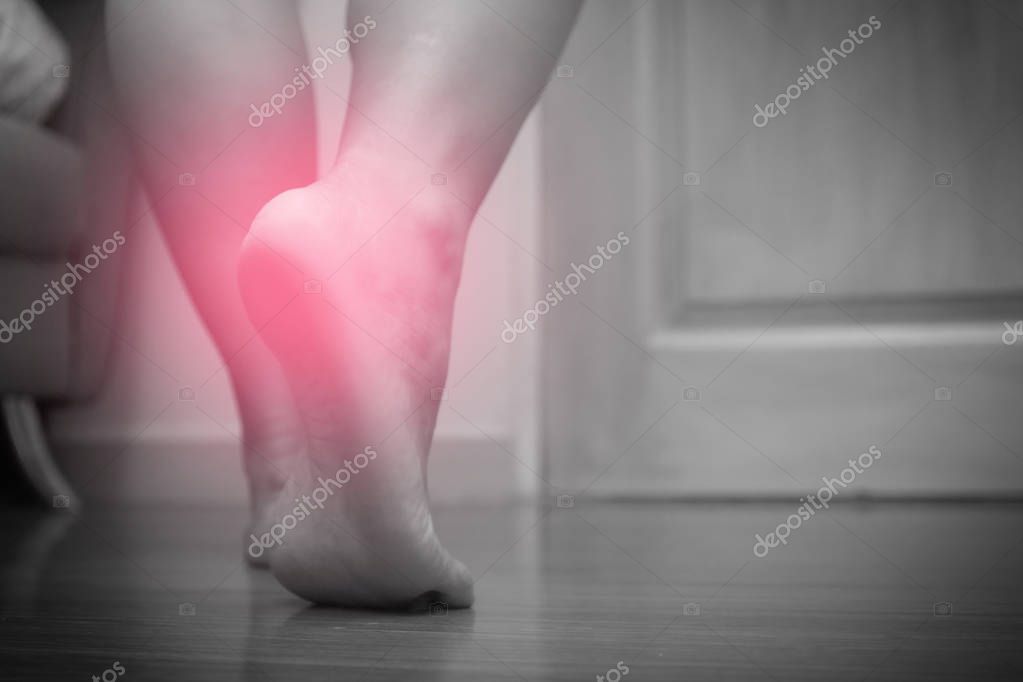 Primer plano del dolor en el talón del pie derecho femenino, con ...