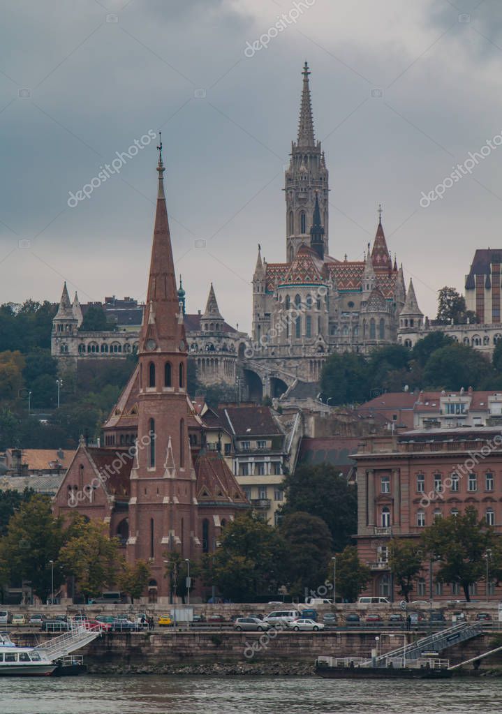 Una imagen de dos iglesias en Buda vista desde el margen de Pest ...
